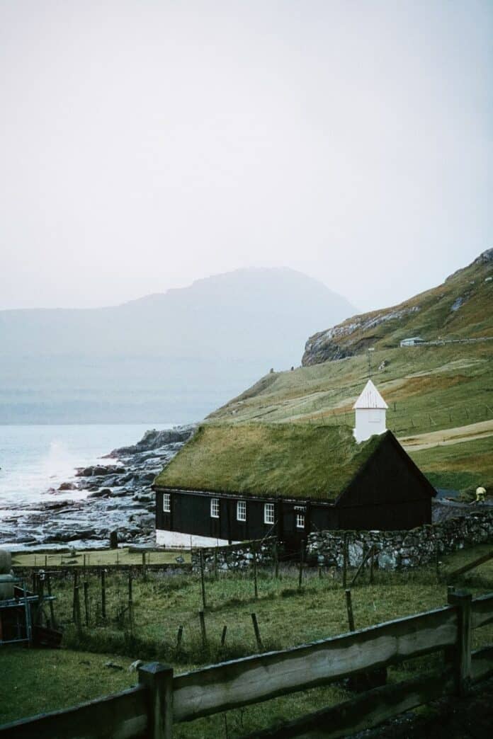Guide to Visiting Gjógv in the Faroe Islands (Village on a cliff ...