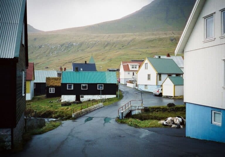 Guide to Visiting Gjógv in the Faroe Islands (Village on a cliff ...